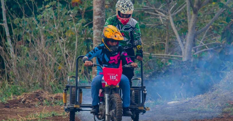 Espectacular carrera de Motocar Cross vs Moto Cross Enduro en Moyobamba ...